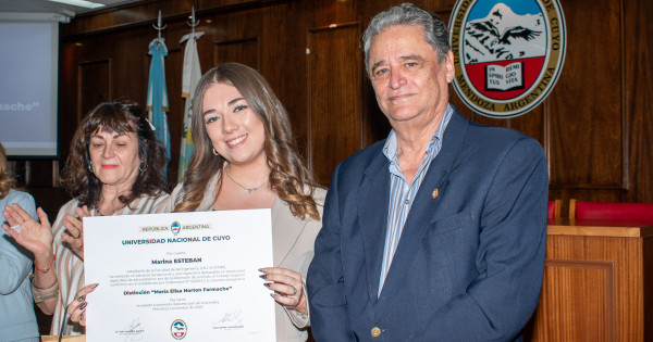 Estudiantes de la Facultad recibieron la distinción Farmache - Facultad ...